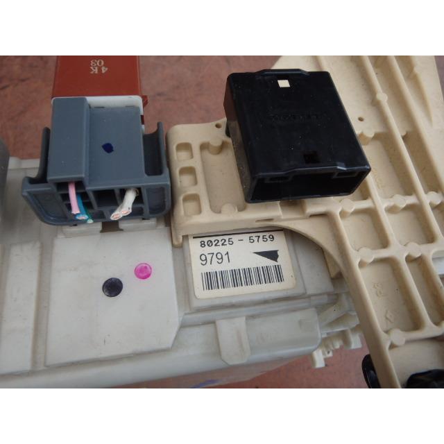 ラクティス DBA-NCP100 ヒューズボックス G 1NZ-FE 1E7 82730-52E70 80225-5759/室内 208375 ...