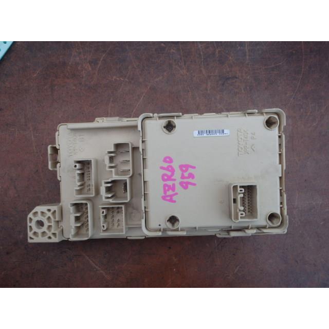 ヴォクシー DBA-AZR60G ヒューズボックス 2000 Z 煌(きらめき) 1AZ-FSE 1D2 ガンメタ 193000 : 001715542367800 : used-part ...