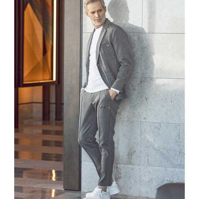 1PIU1UGUALE3 RELAX ウノピゥウノウグァーレトレ グラデーションロゴ