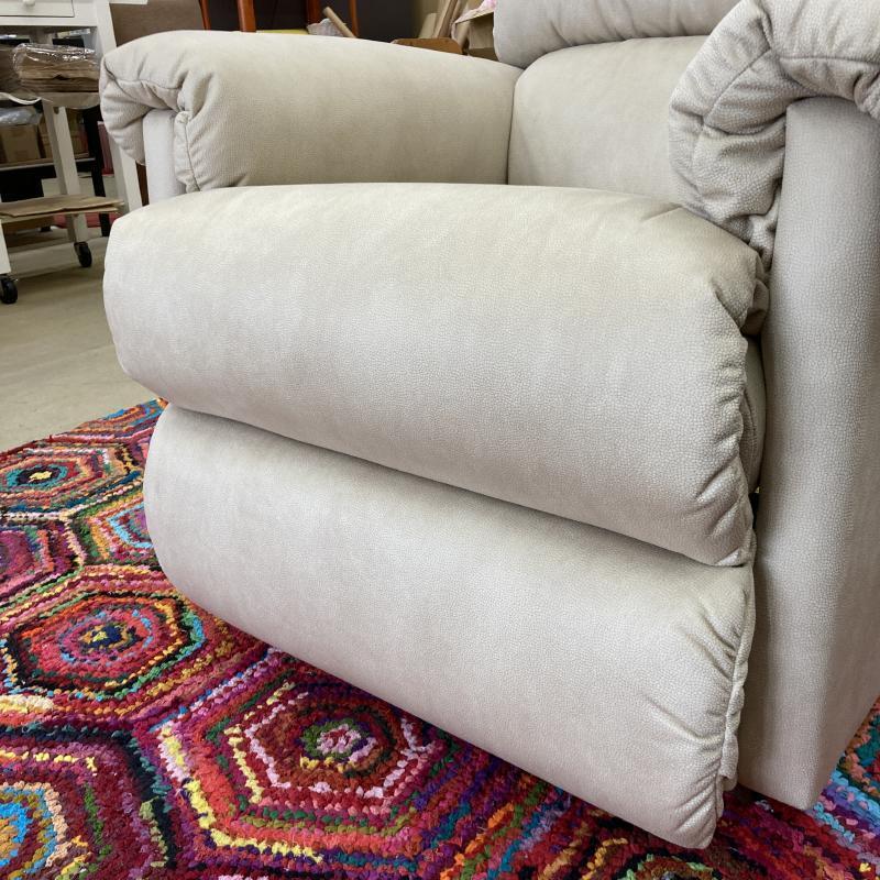 レイジーボーイ リクライニングチェア アイボリー ホワイト 1人 オットマン付き 高級 輸入 ロッキング RIALTO 505 Sultry ...