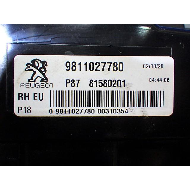 S999 プジョー 5008 P87 右テール 内 LED 9811027780 美品 : V TRUST - 通販 - Yahoo!ショッピング