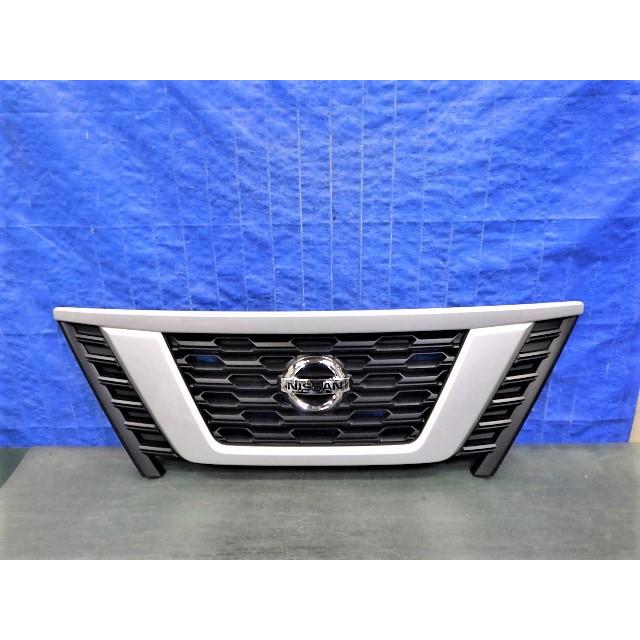 L104 NV350 キャラバン E26 後期 標準 グリル 62310 5YE0A 62310 5YE1A 純正品 良品 : V TRUST ...