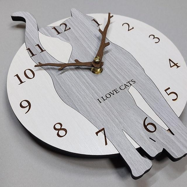 はみだしネコちゃん壁掛け時計 猫(2) グレー ねこ 静音壁掛け時計 おしゃれ 職人が作る日本製 プレゼント 贈り物 : t-0140 : VANIVOヤフー店 - 通販 - Yahoo!ショッピング