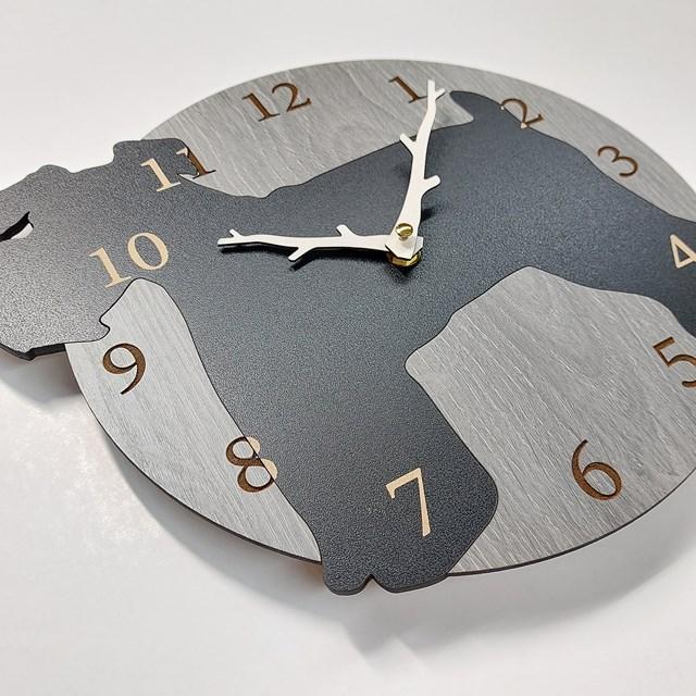 はみだしワンちゃん壁掛け時計 シュナウザー垂れ耳 黒 静音壁掛け時計 おしゃれ 職人が作る日本製 プレゼント 贈り物 : VANIVOヤフー店 - 通販 - Yahoo!ショッピング