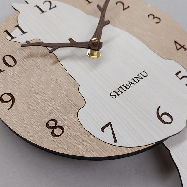 はみだしワンちゃん振り子壁掛け時計 柴犬 白 おしゃれ 職人が作る日本製 プレゼント 贈り物 : VANIVOヤフー店 - 通販 - Yahoo!ショッピング