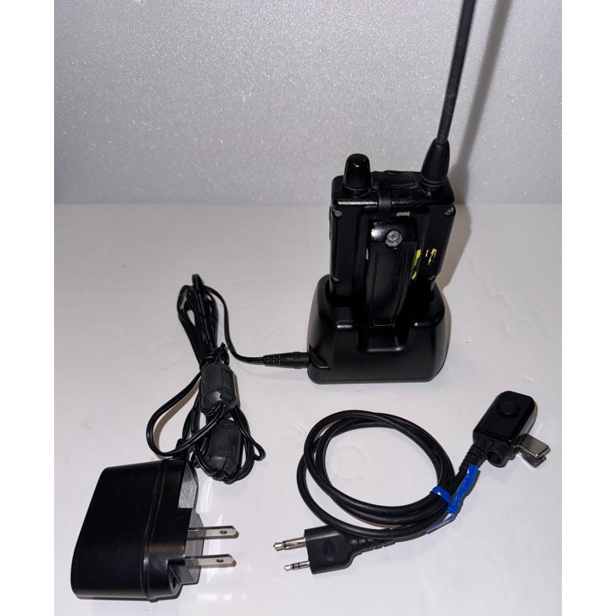 (中古)47ch 中継対応 防浸型 特定小電力トランシーバー DJ-P24(L)(ピンマイク付き)+充電スタンド+ACアダプター ...