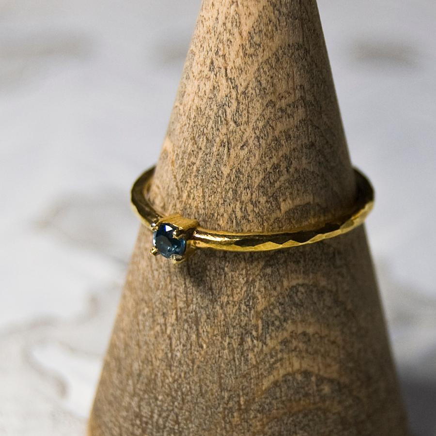 ロンドンブルートパーズ ラウンド3mm K18GPプレーンリング 1.5mm幅 槌目 3号〜21号｜W.K.W. K18GP LONDON BLUE TOPAZ RD3mm PLANE ...