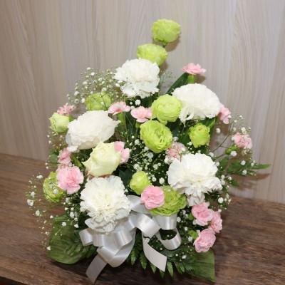 ふるさと納税 ふじみ野市 白とグリーンのお花で上品な雰囲気のお供えアレンジ :1398686:さとふる - 通販 - Yahoo!ショッピング