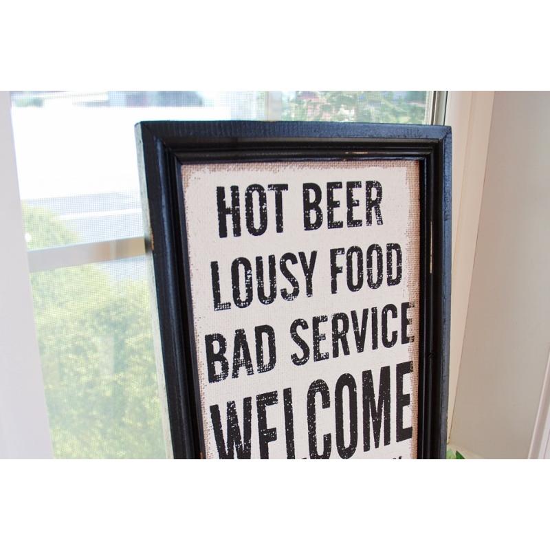 壁掛けフレーム HOT BEER ぬるいビール 不味い料理 悪いサービス 額縁 雑貨 インテリア モノクローム 白 黒 壁掛け 男前 安い 壁飾り アメリカンジョーク :11941:zakka ...