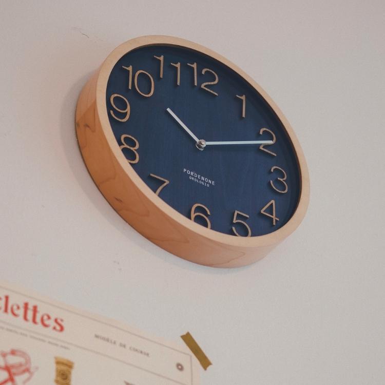 INTERFORM 壁掛け時計 時計 おしゃれ かわいい 電波時計 電波 壁時計 北欧 シンプル ナチュラル リビング 書斎 インテリア お祝い ネイビー 木目 掛け時計 プロック Plock ...