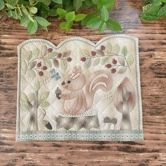 【パッチワークキット】1003 リスのタペストリー ※パッチワーク材料セット : 1003 : ZUIオンラインショップYahoo!店 - 通販 - Yahoo!ショッピング